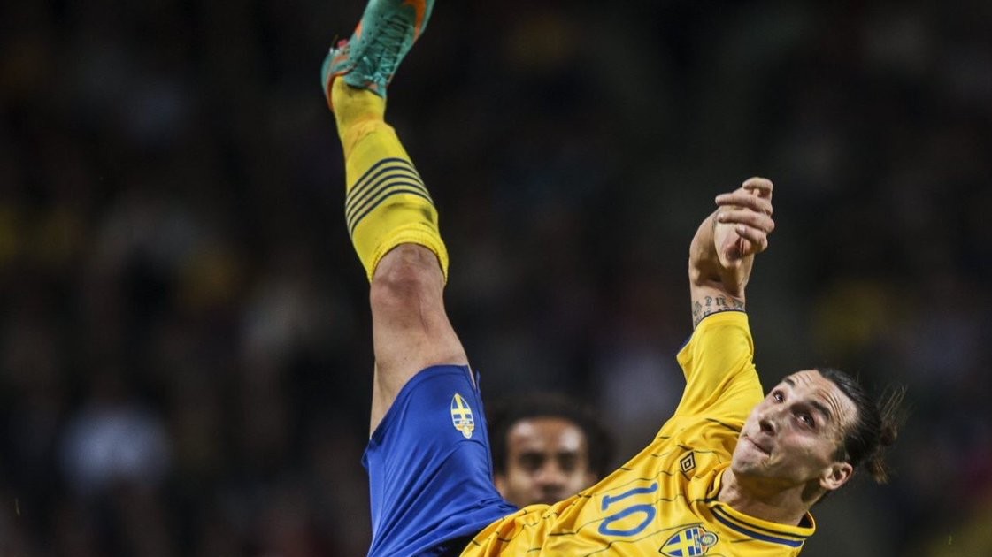 “Thánh Ibra” thách Ronaldo ghi cú xe đạp chổng ngược từ… 40 mét ...