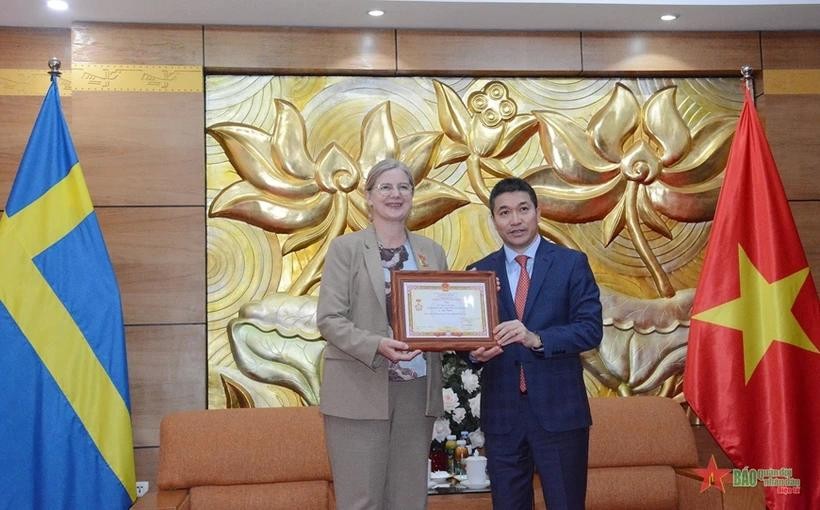 Swedish Ambassador receives friendship insignia | SGGP English Edition