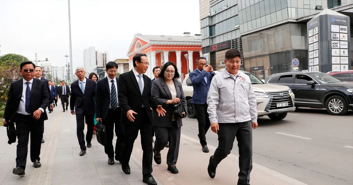 Đồng chí Nguyễn Văn Nên và Thống đốc Khishgee Nyambaatar đi bộ trên quảng trường lớn nhất Thủ đô ...