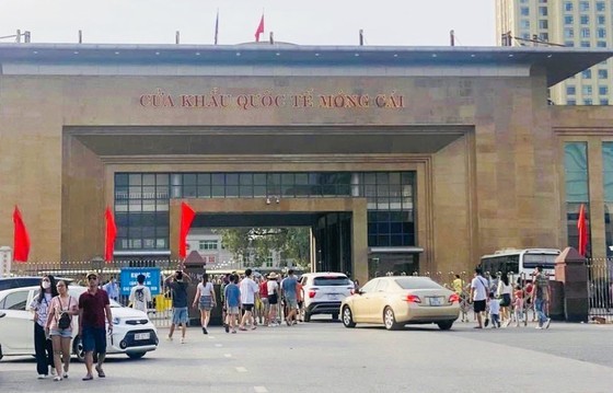 VN tourists allowed to drive private cars to China through Mong Cai ...