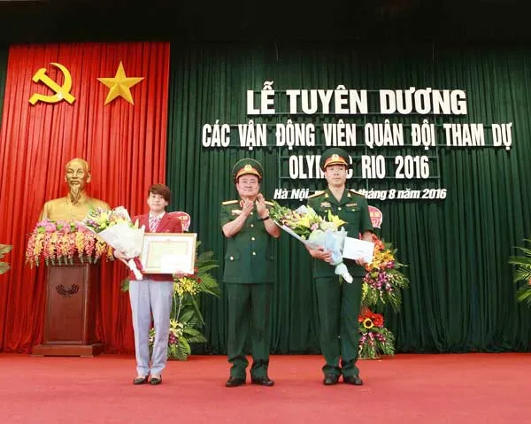 Bộ Quốc phòng tặng thưởng Hoàng Xuân Vinh 50 triệu đồng | CHUYÊN TRANG ...