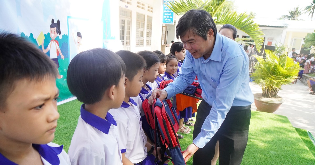 SGGP Newspaper's program supports needy students in Binh Dinh | SGGP ...
