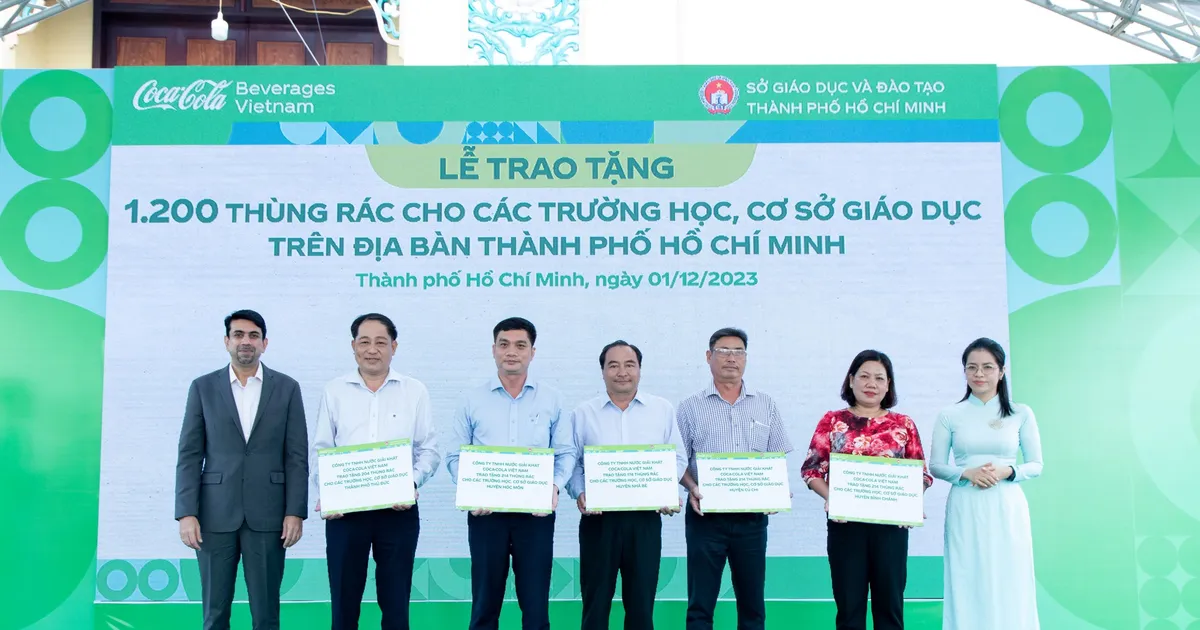 Coca-Cola Việt Nam trao tặng 1.200 thùng rác cho trường học và cơ sở ...