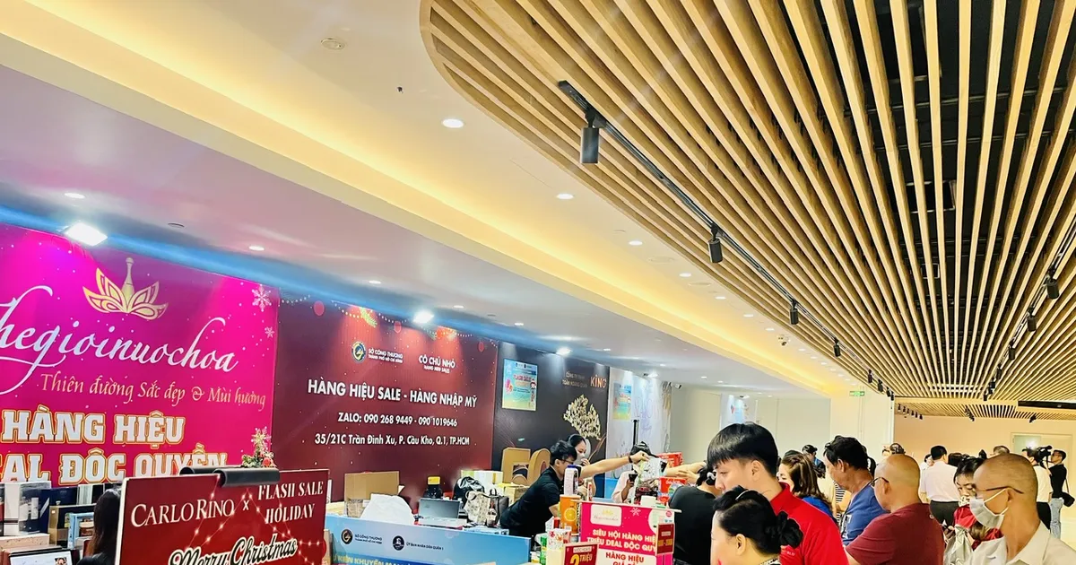 Hàng hiệu giảm giá đậm, có mặt hàng giảm tới 90% | BÁO SÀI GÒN GIẢI PHÓNG