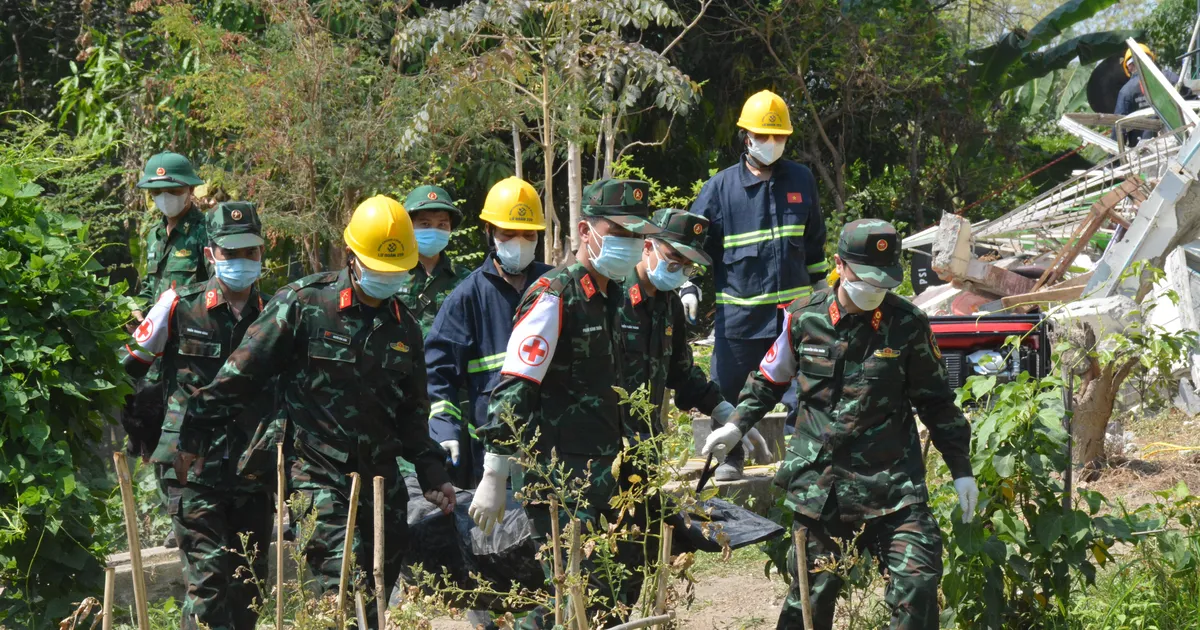Quân đội nhân dân Việt Nam nỗ lực tìm kiếm, cứu hộ nạn nhân trong đống ...