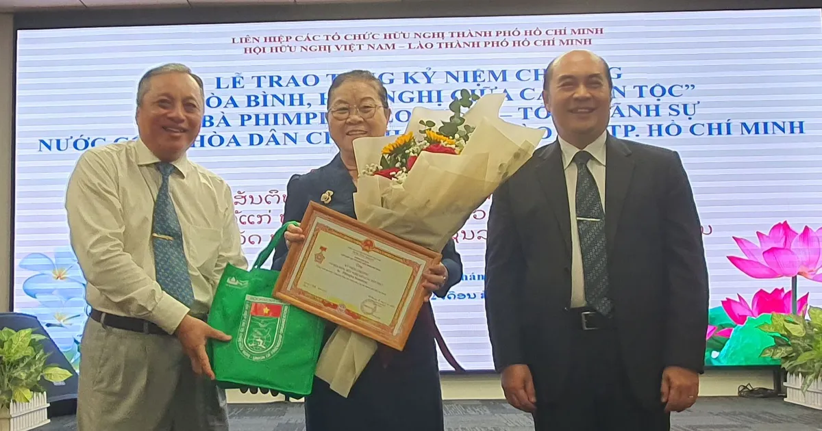Trao Kỷ niệm chương “Vì hòa bình, hữu nghị giữa các dân tộc” tặng Tổng Lãnh sự Lào Phimpha ...
