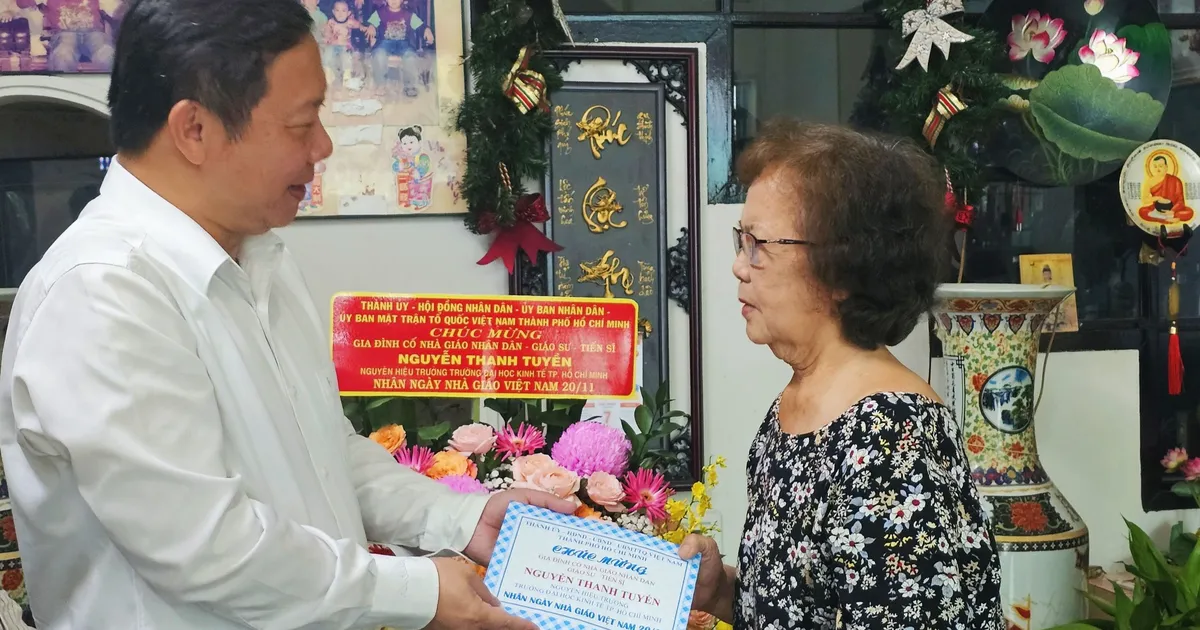 Phó Chủ tịch UBND TPHCM Dương Anh Đức thăm các nhà giáo tiêu biểu | BÁO ...