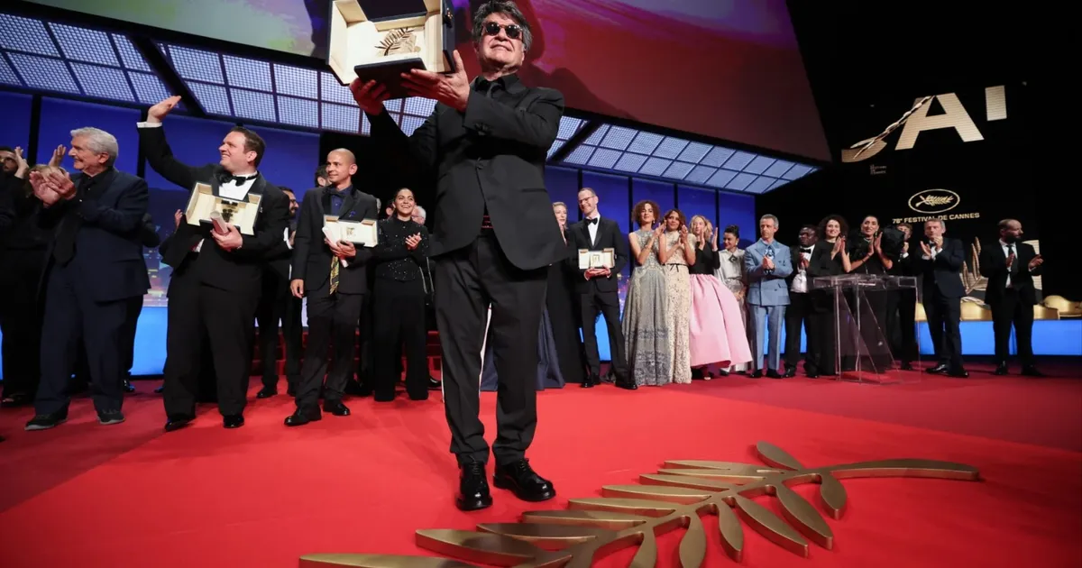 Đạo diễn bị cấm làm phim 15 năm thắng Cành cọ vàng | BÁO SÀI GÒN GIẢI PHÓNG