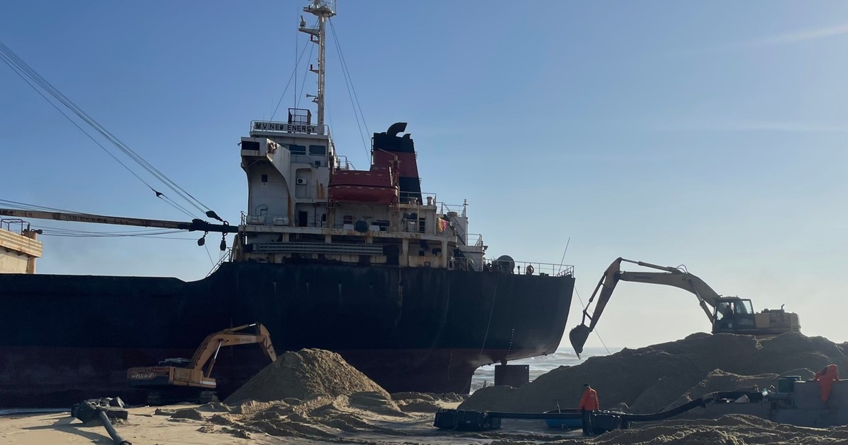 Dredge sand to save cargo ship stuck on coast | SGGP English Edition