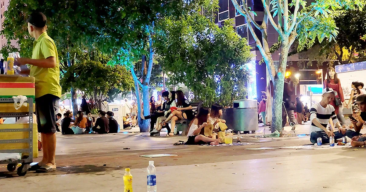 District 1 to strictly handle street vending on Nguyen Hue Walking ...