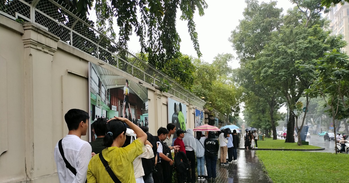 People queue in rain to get into French Residence in Ho Chi Minh City ...