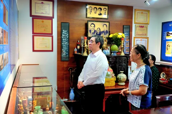 HCMC leaders visit family of late architect, revolutionist Huynh Tan Phat | SGGP English Edition