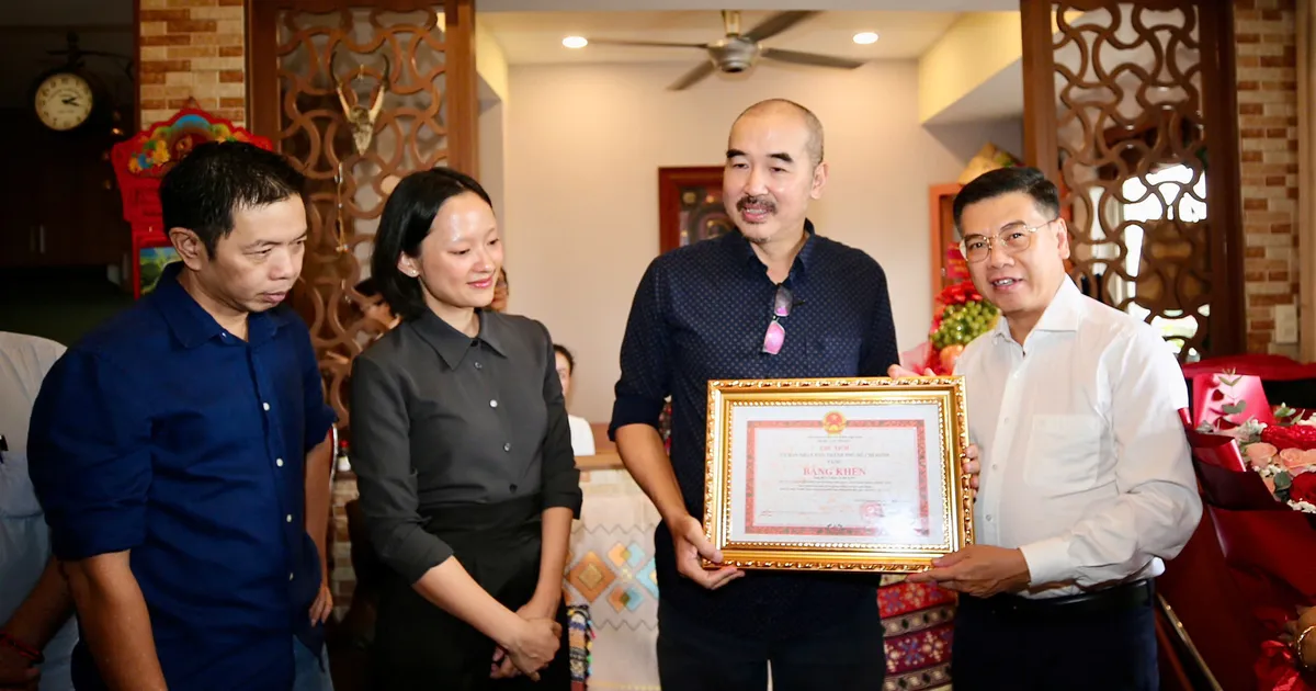 Đạo diễn Bùi Thạc Chuyên nhận bằng khen vì những đóng góp của "Địa đạo ...
