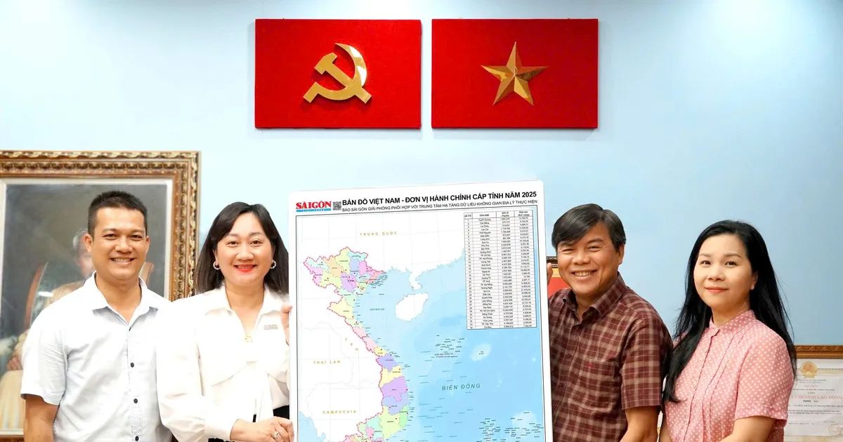 Báo SGGP tặng bản đồ cho các cơ quan tham mưu, giúp việc Thành ủy TPHCM ...