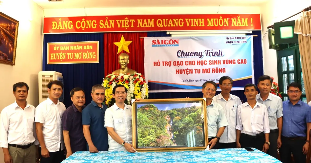 Báo SGGP cùng bạn đọc tặng 2,2 tấn gạo để nấu ăn trưa miễn phí cho học ...