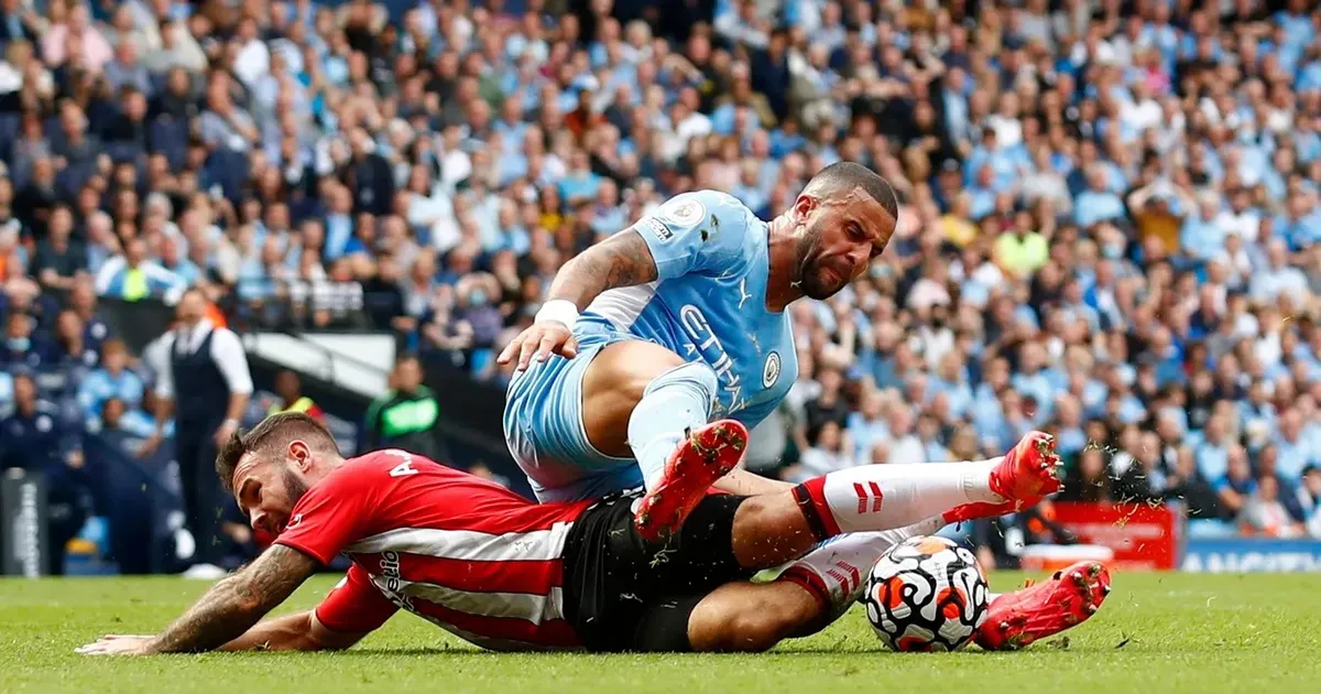 Chiếc thẻ đỏ và quả 11m của Kyle Walker gây tranh cãi trên mạng xã hội ...