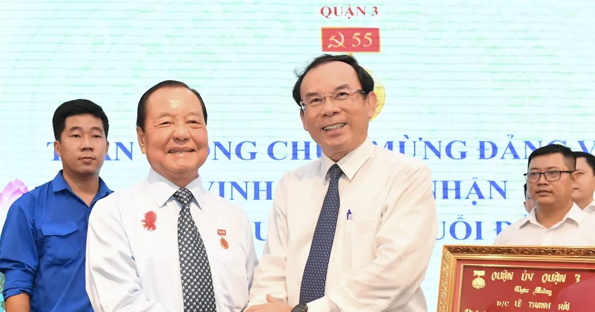 Đồng chí Lê Thanh Hải nhận Huy hiệu 55 năm tuổi Đảng | BÁO SÀI GÒN GIẢI ...