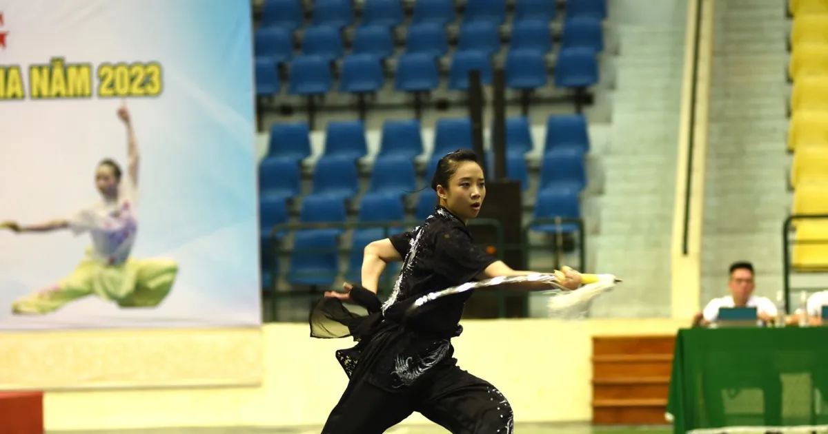 Vừa về từ ASIAD 19, Dương Thúy Vi đã giành HCV giải wushu đội mạnh toàn ...