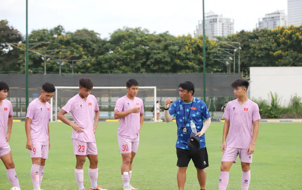 Thầy trò HLV Trần Minh Chiến vượt khó trước thềm giải U16 Đông Nam Á 2024 | CHUYÊN TRANG THỂ THAO