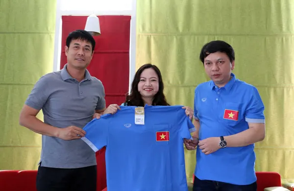 Đại sứ Việt Nam tại Myanmar thăm đội tuyển Việt Nam | CHUYÊN TRANG THỂ THAO