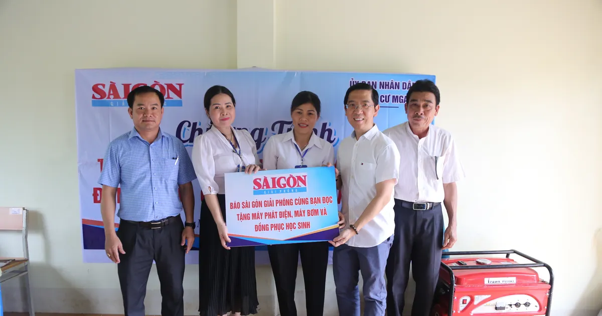 Báo SGGP tặng máy phát điện, máy bơm và đồng phục cho học sinh vùng cao ...