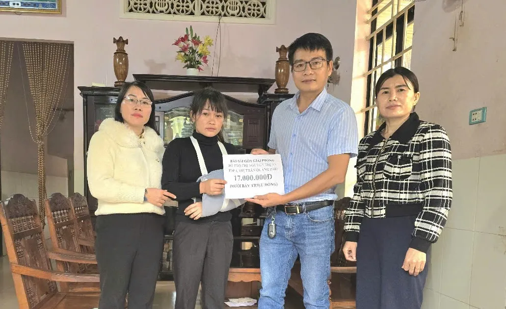 Báo SGGP trao 17 triệu đồng cho 2 mẹ con mắc bạo bệnh | BÁO SÀI GÒN ...