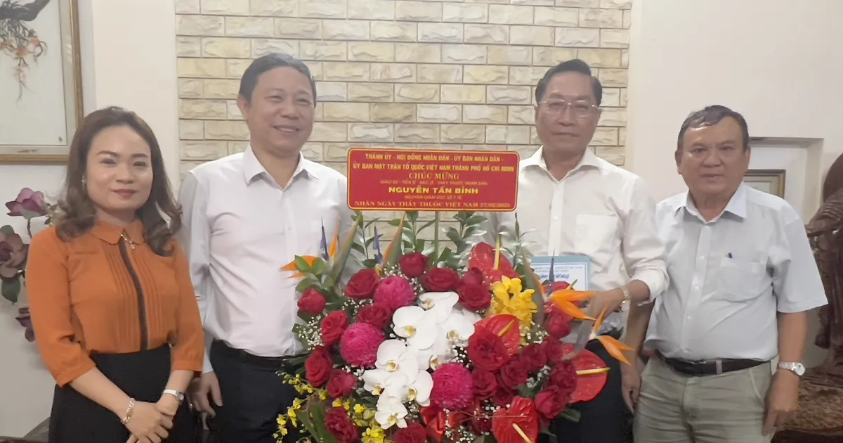 Phó Chủ tịch UBND TPHCM Dương Anh Đức thăm các thầy thuốc nhân Ngày ...