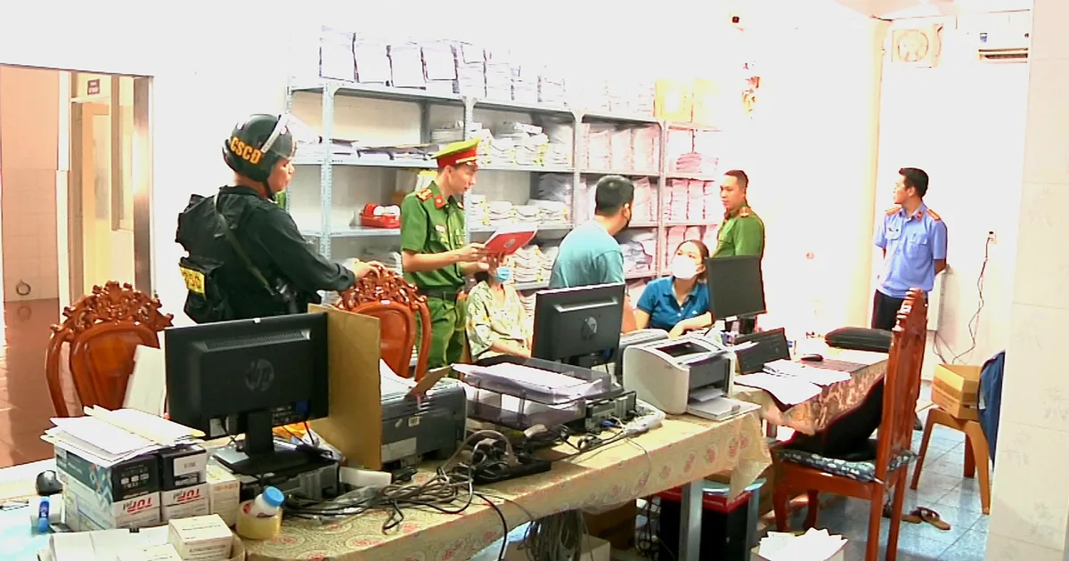 Tạm giữ 18 bác sĩ, dược sĩ, nhân viên y tế... để điều tra hành vi trục ...