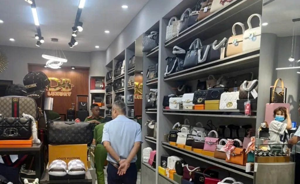 Tạm giữ nhiều lô 'hàng hiệu' bán qua mạng trị giá 700 triệu đồng | Báo ...