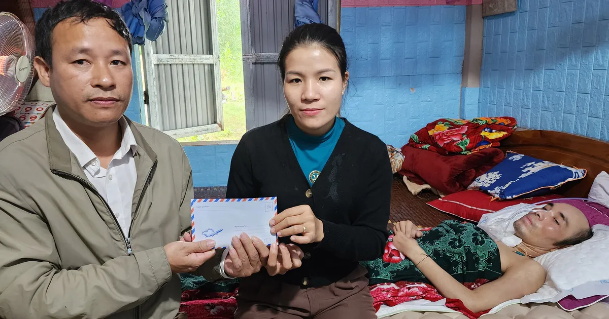 Báo SGGP trao tiền cho bác sĩ thập tử nhất sinh và cháu bé bị ung thư ...