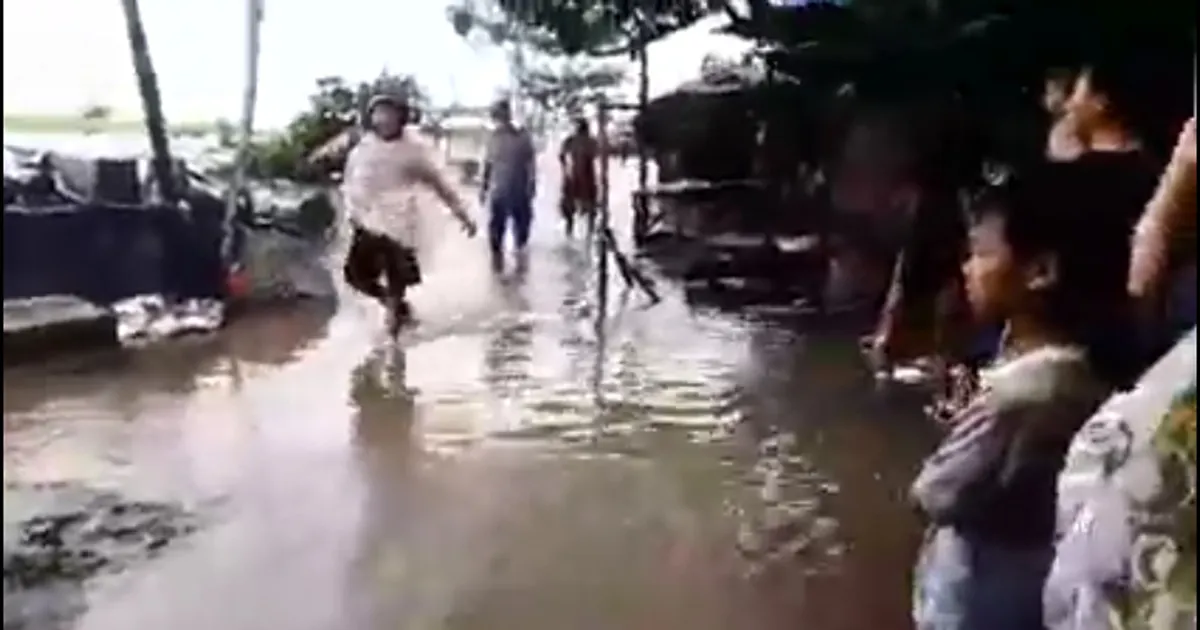 Vụ lật ghe trong cơn dông tại Phú Quốc khiến 2 cha con mất tích: Tìm ...