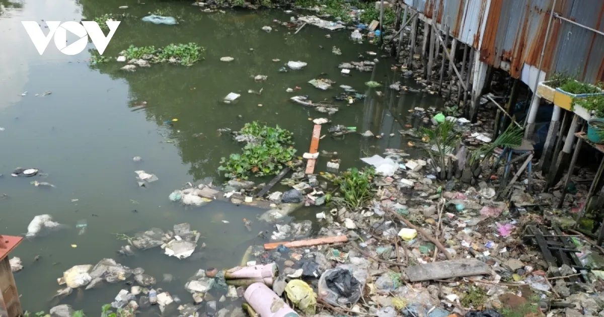 Đẩy mạnh vận động người dân không xả rác ra đường và kênh rạch | BÁO ...