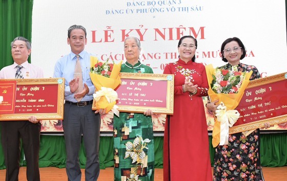 HCMC’s districts award Party membership badges to veteran Party members | SGGP English Edition