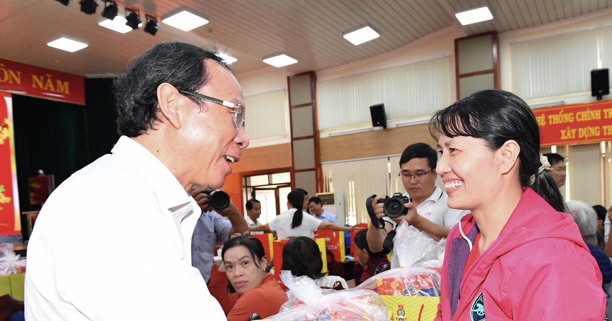 HCMC’s leaders extend Tet greetings to disadvantaged people in Dong Nai ...