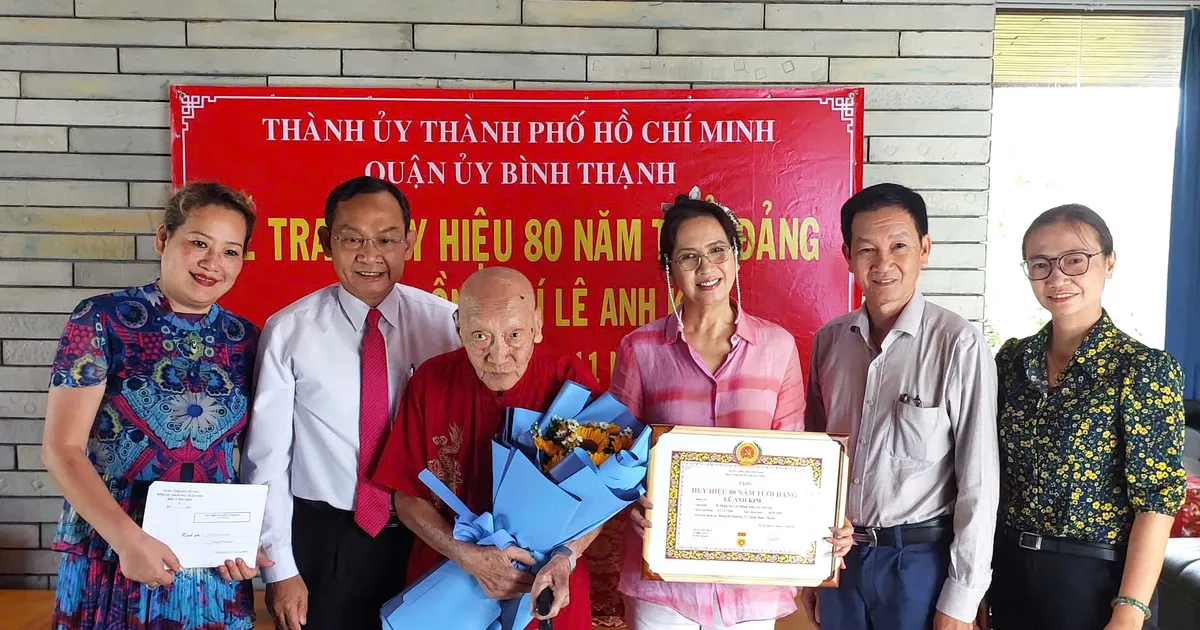 Trao Huy hiệu 80 năm tuổi Đảng đến đồng chí Lê Anh Kim | BÁO SÀI GÒN GIẢI PHÓNG