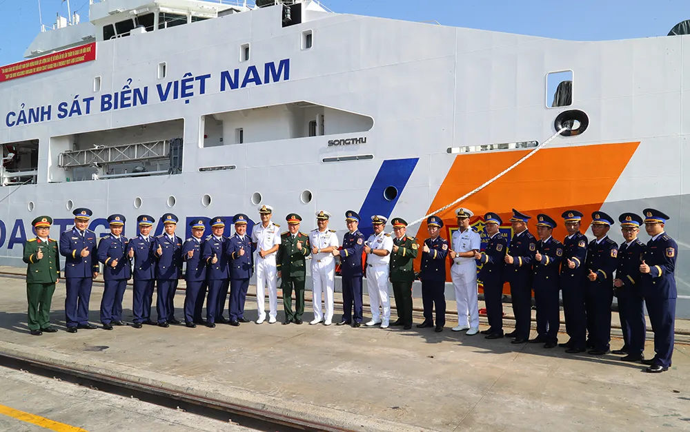 Tàu CSB 8005 cập cảng thành phố Kochi, bắt đầu chuyến thăm Ấn Độ | BÁO ...