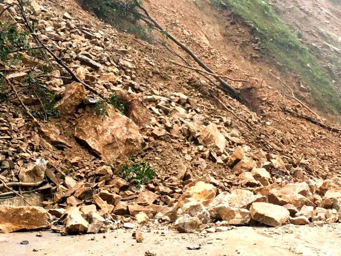 Landslide triggers massive debris cascade, traffic congestion | SGGP ...