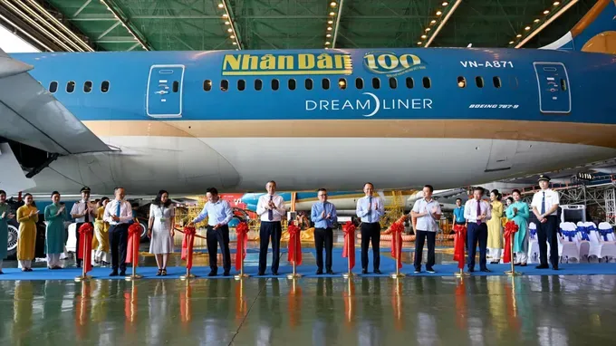 Special livery aircraft featuring “Nhan Dan” logo unveiled | SGGP ...