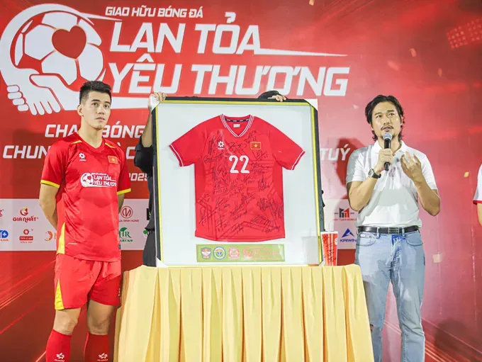 Numerous Vietnamese Golden Ball winners join charity program | SGGP ...