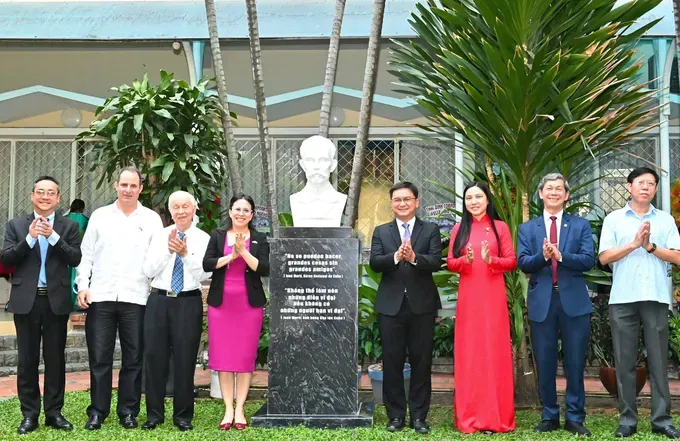 Portrait statue of Cuban national hero José Martí inaugurated in HCMC ...