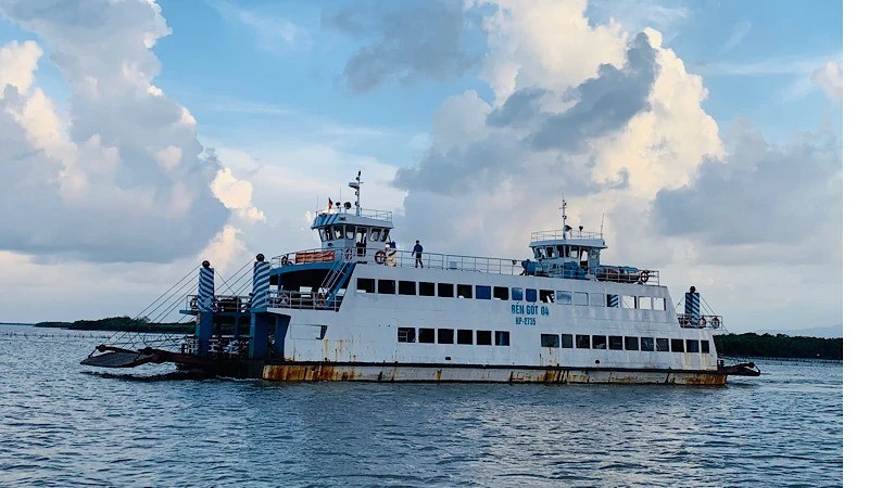 Passenger ferries to Cat Ba Island suspended due to Typhoon No.2 | SGGP ...