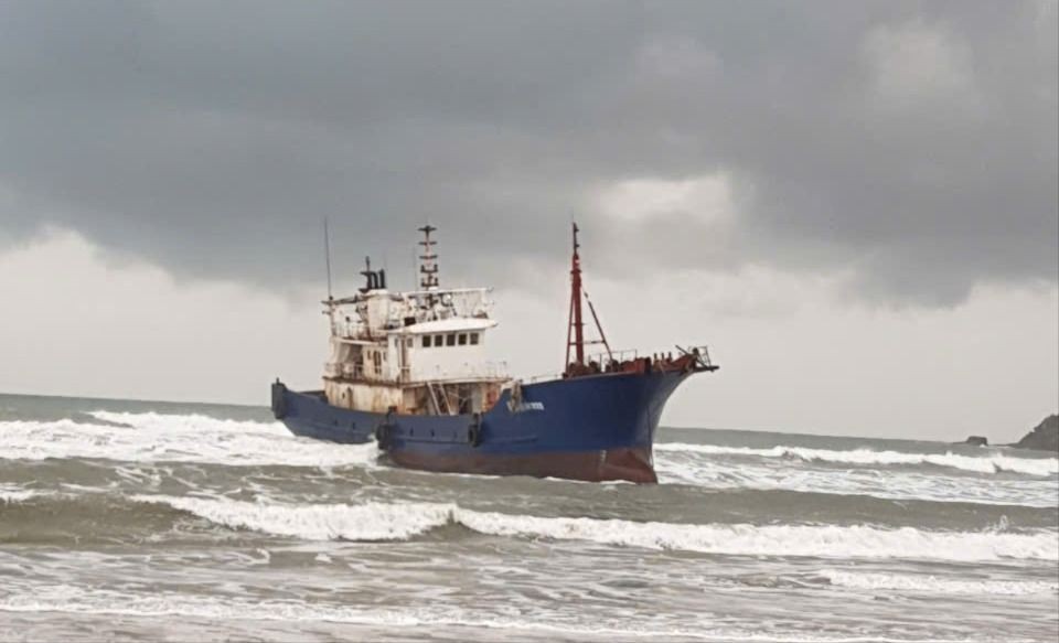 Foreign vessel inspected after drifting aground off Quang Ngai | SGGP ...