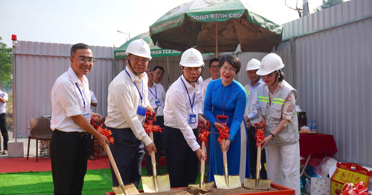Elevator project launched at elevated stations on HCMC Metro Line No.1 ...