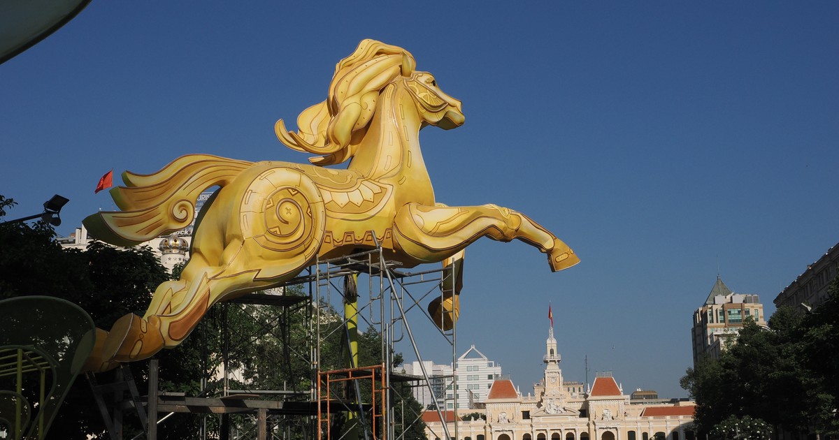 Nguyen Hue Flower Street for Tet 2026 nears completion ahead of opening ...