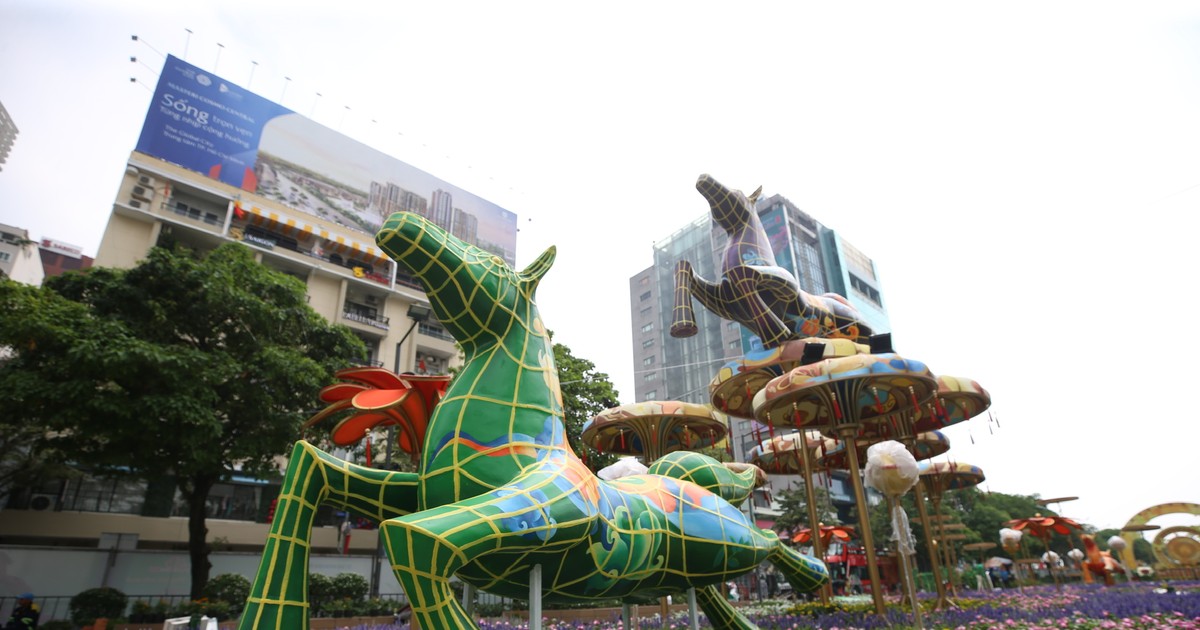 Final touches underway as Nguyen Hue Flower Street nears completion ...