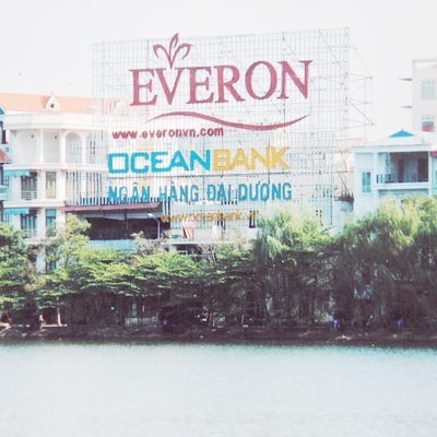 HCMC removing illegal advertisement hoardings | SGGP English Edition