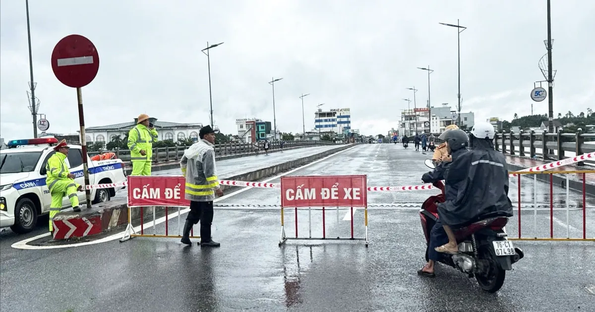 Cấm xe trên QL1 qua cầu Châu Ổ do nước lũ uy hiếp | BÁO SÀI GÒN GIẢI PHÓNG