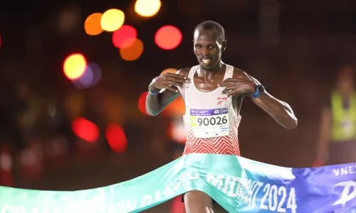 VĐV Edwin Kiptoo vô địch cự ly 42km VnExpress Marathon Da Nang Midnight ...