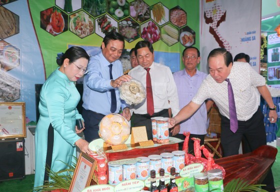 Trade fair promoting OCOP products, specialties nationwide opens in Soc ...
