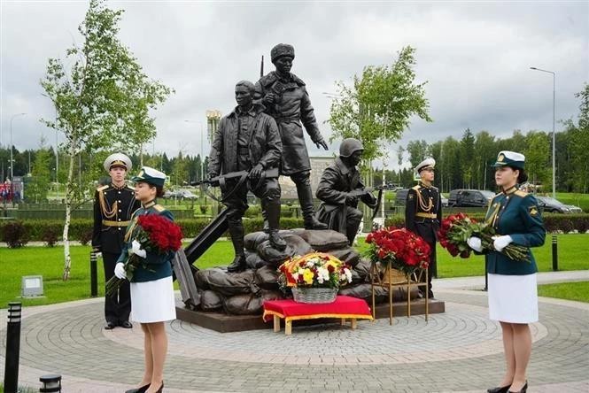 Russia unveils monument to Vietnamese volunteer soldiers | SGGP English ...